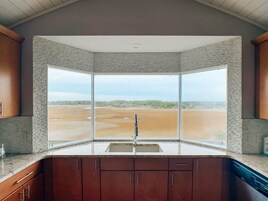 Casa, 4 quartos | Cozinha privada | Um frigorífico, um forno, uma cafeteira/bule, uma torradeira 