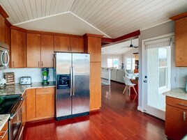 Casa, 4 quartos | Cozinha privada | Um frigorífico, um forno, uma cafeteira/bule, uma torradeira 