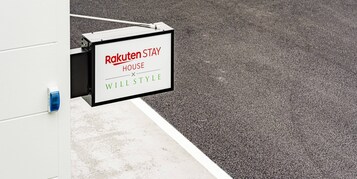 Placa para Rakuten Stay House com design em estilo de testamento.