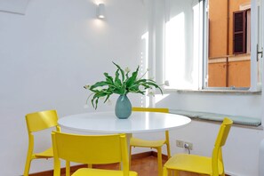 Apartamento, 1 quarto | Opções para refeição no quarto