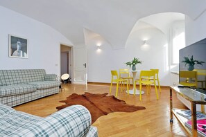 Apartamento, 1 quarto | Área de estar | TV de tela plana