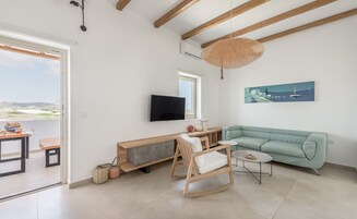 Casa elite, 2 quartos | Área de estar | TV de tela plana 42 polegadas com canais digitais, smart TV