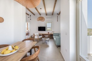 Casa elite, 2 quartos | Área de estar | TV de tela plana 42 polegadas com canais digitais, smart TV