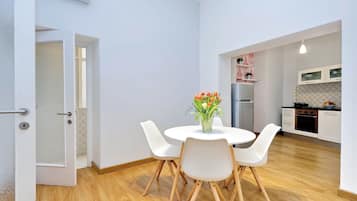 Apartamento, 1 quarto | Opções para refeição no quarto