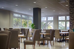 Café da manhã com buffet grátis todos os dias