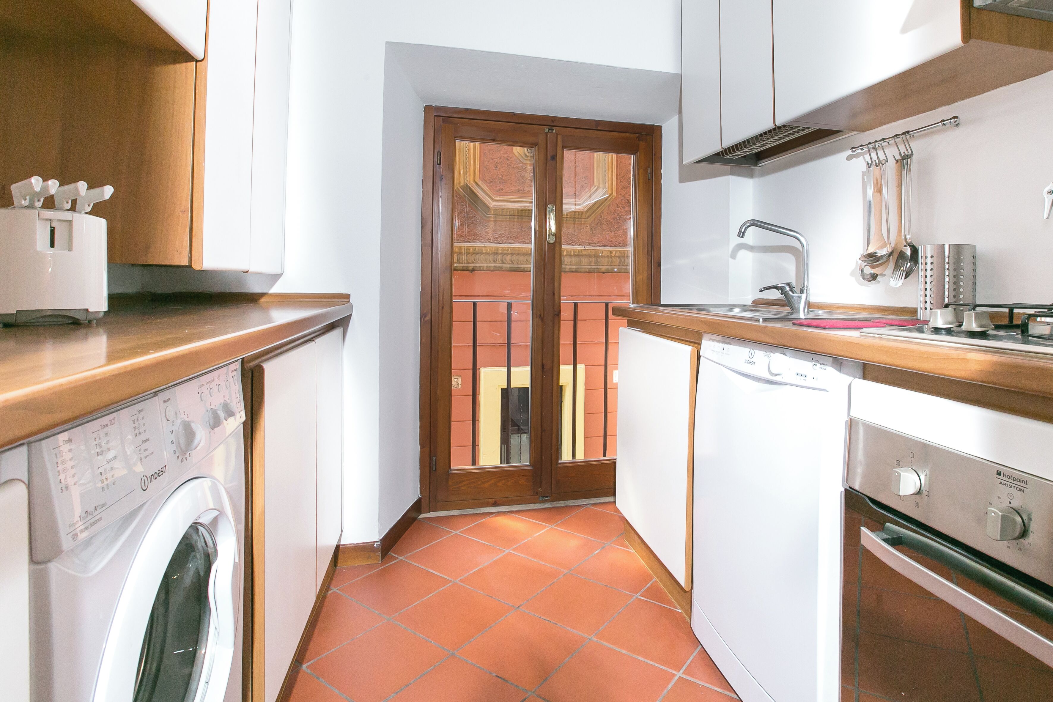 Apartamento, 2 quartos | Cozinha privada | Geladeira grande, micro-ondas, fogão, cooktop