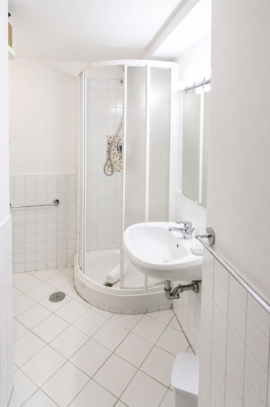 Apartamento, 2 quartos | Banheiro | Chuveiro, chuveiro com efeito de chuva, secador de cabelo, bidê