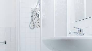 Apartamento, 2 quartos | Banheiro | Chuveiro, chuveiro com efeito de chuva, secador de cabelo, bidê