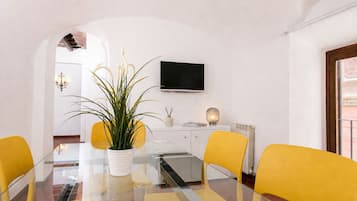 Apartamento, 2 quartos | Sala de jantar