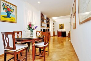 Apartamento, 2 quartos | Refeições no quarto