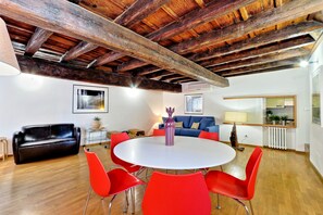 Apartamento, 1 quarto, Vista para a cidade | Sala de estar | TV de ecrã plano 