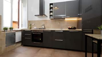 Apartamento, 2 quartos | Cozinha privada | Um frigorífico/congelador grande, um forno, uma placa de cozinha