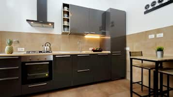 Apartamento, 2 quartos | Cozinha privada | Um frigorífico/congelador grande, um forno, uma placa de cozinha