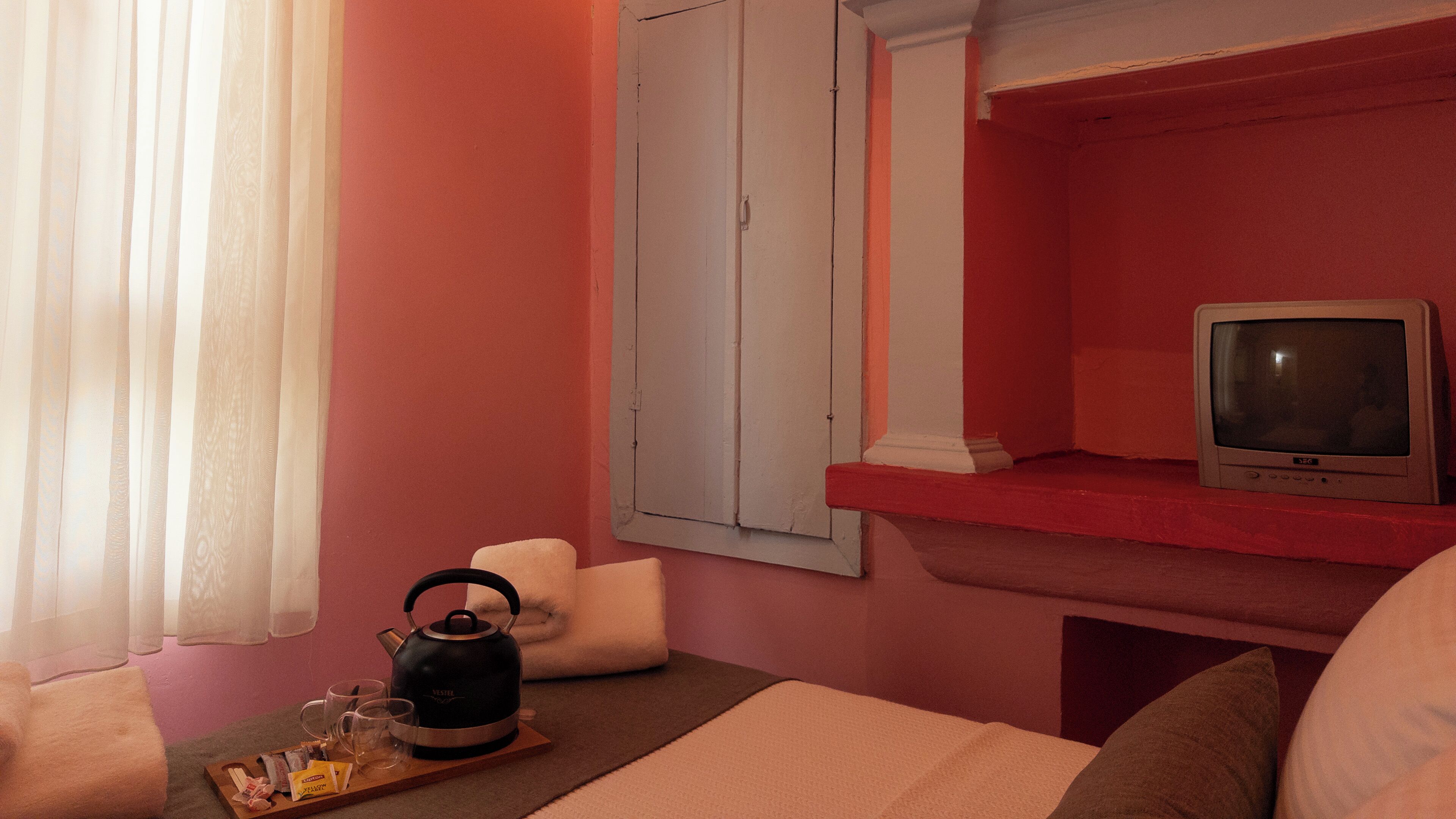 Quarto casal júnior | Roupas de cama premium, ferros/tábuas de passar roupa, Wi-Fi de cortesia