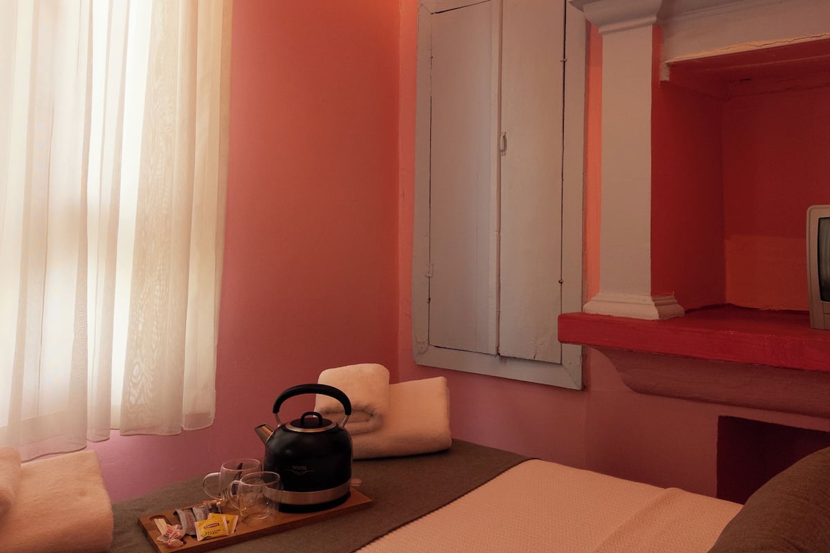 Quarto casal júnior | Roupas de cama premium, ferros/tábuas de passar roupa, Wi-Fi de cortesia