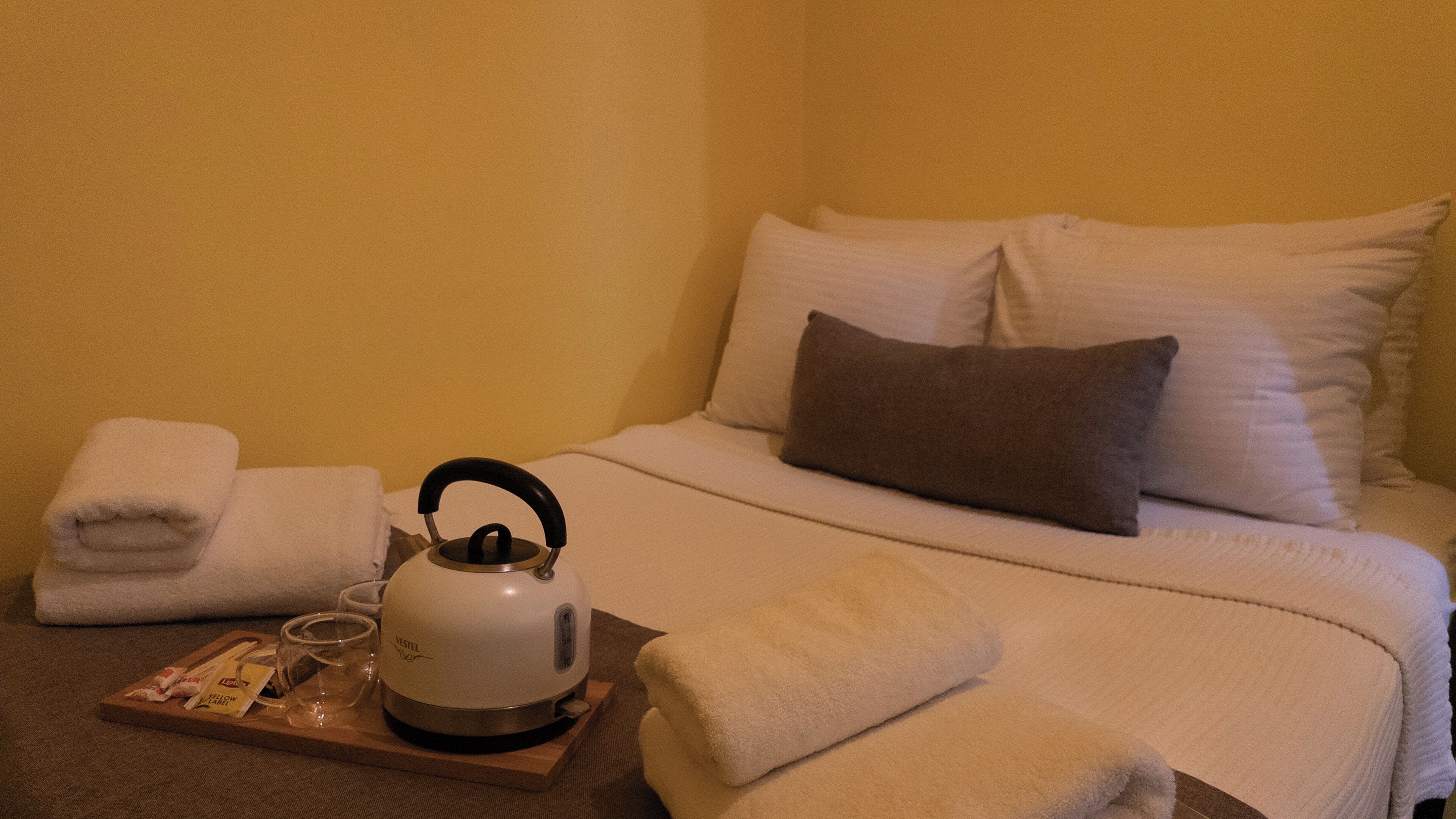 Quarto casal econômico | Roupas de cama premium, ferros/tábuas de passar roupa, Wi-Fi de cortesia