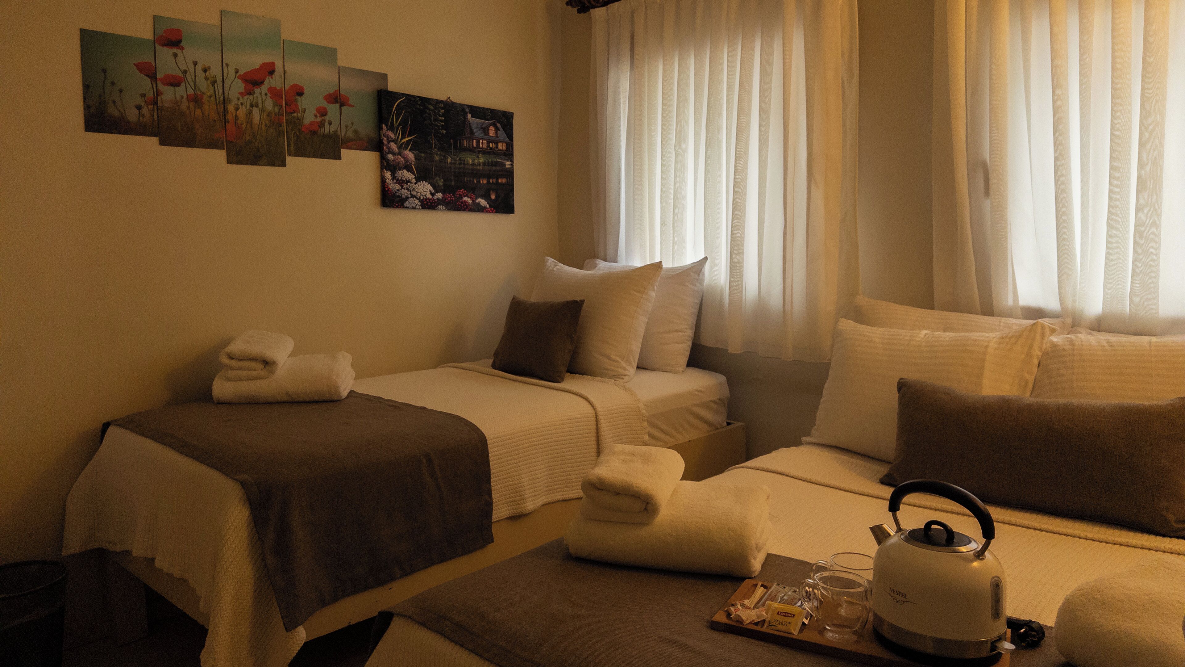 Quarto triplo econômico | Roupas de cama premium, ferros/tábuas de passar roupa, Wi-Fi de cortesia