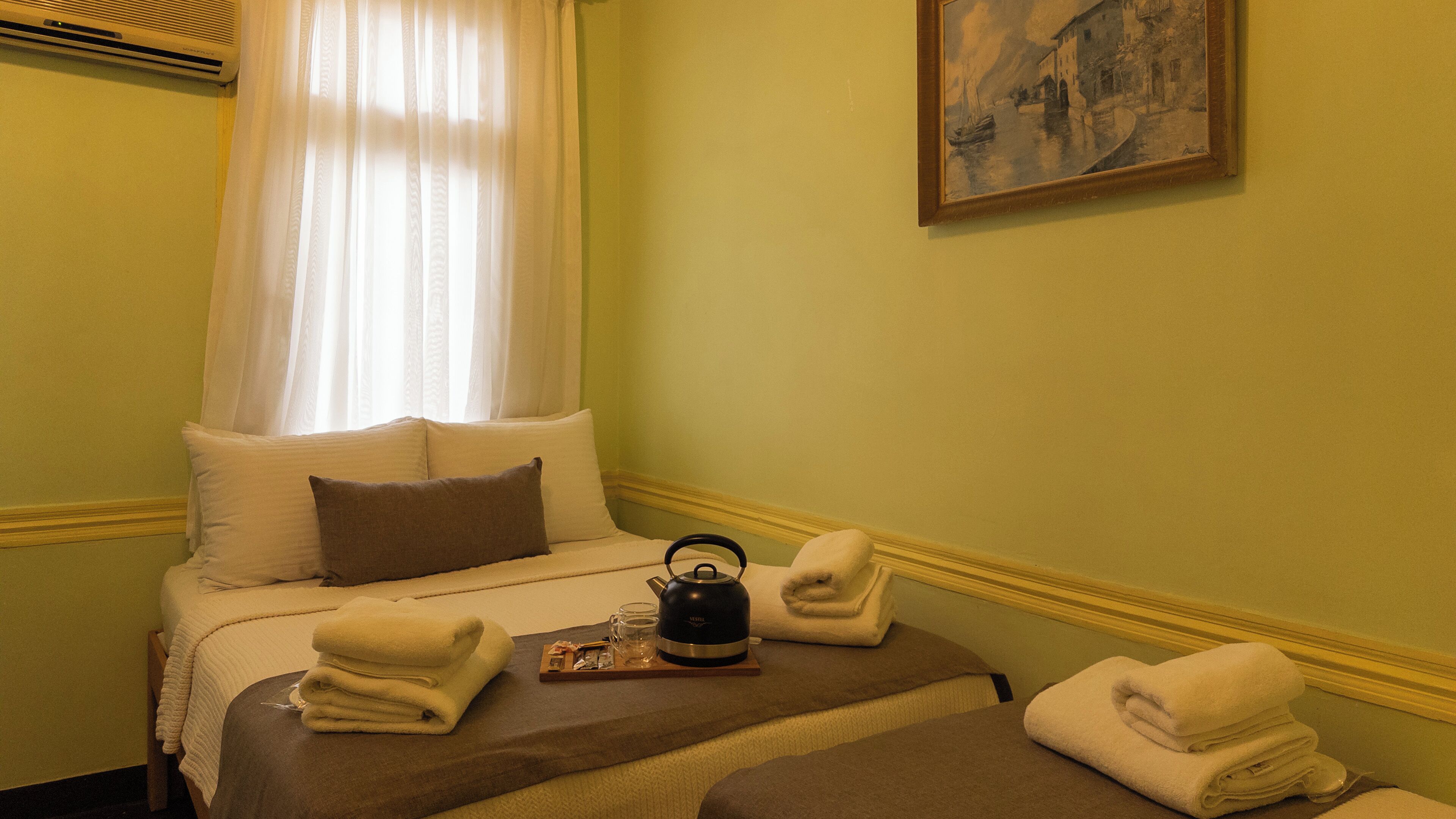 Quarto triplo standard | Roupas de cama premium, ferros/tábuas de passar roupa, Wi-Fi de cortesia