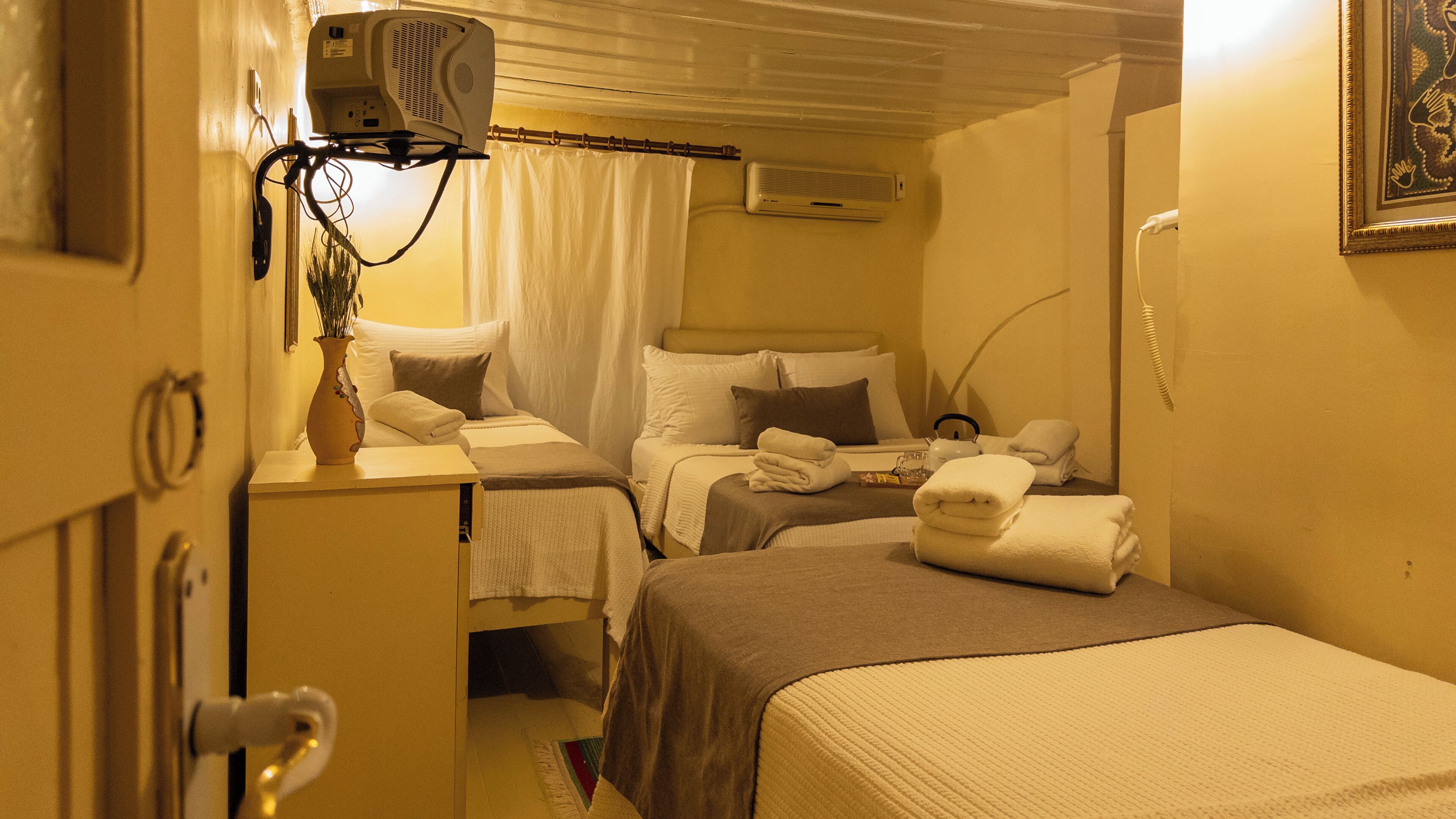 Quarto quádruplo econômico | Roupas de cama premium, ferros/tábuas de passar roupa, Wi-Fi de cortesia