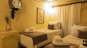 Quarto quádruplo econômico | Roupas de cama premium, ferros/tábuas de passar roupa, Wi-Fi de cortesia