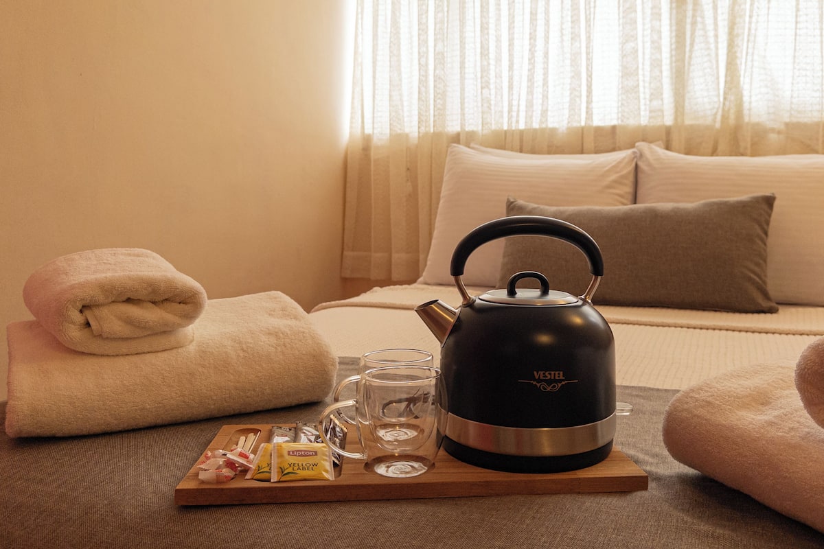 Quarto casal, vista parcial para o mar | Roupas de cama premium, ferros/tábuas de passar roupa, Wi-Fi de cortesia