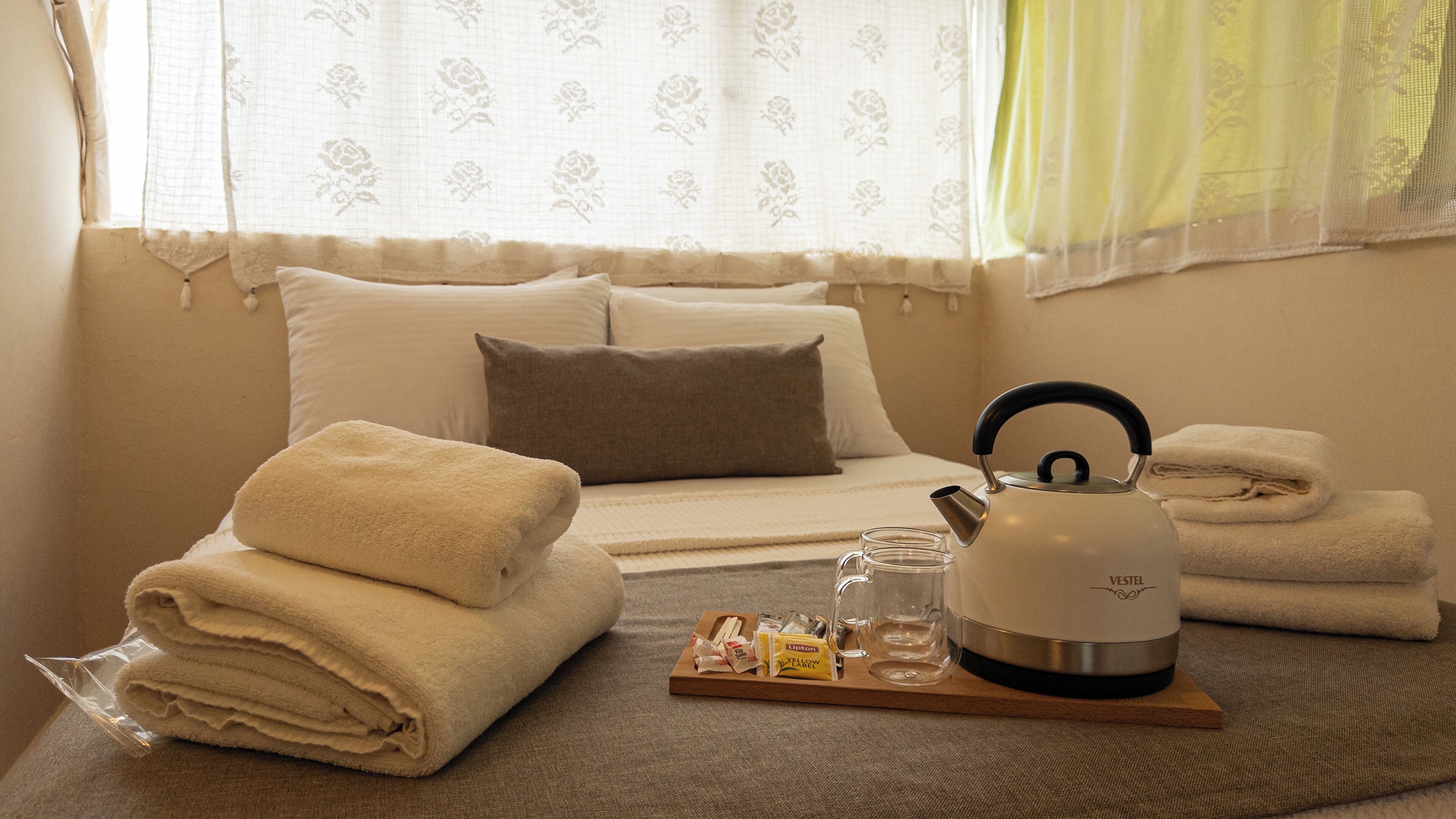 Quarto triplo, vista parcial para o mar | Roupas de cama premium, ferros/tábuas de passar roupa, Wi-Fi de cortesia