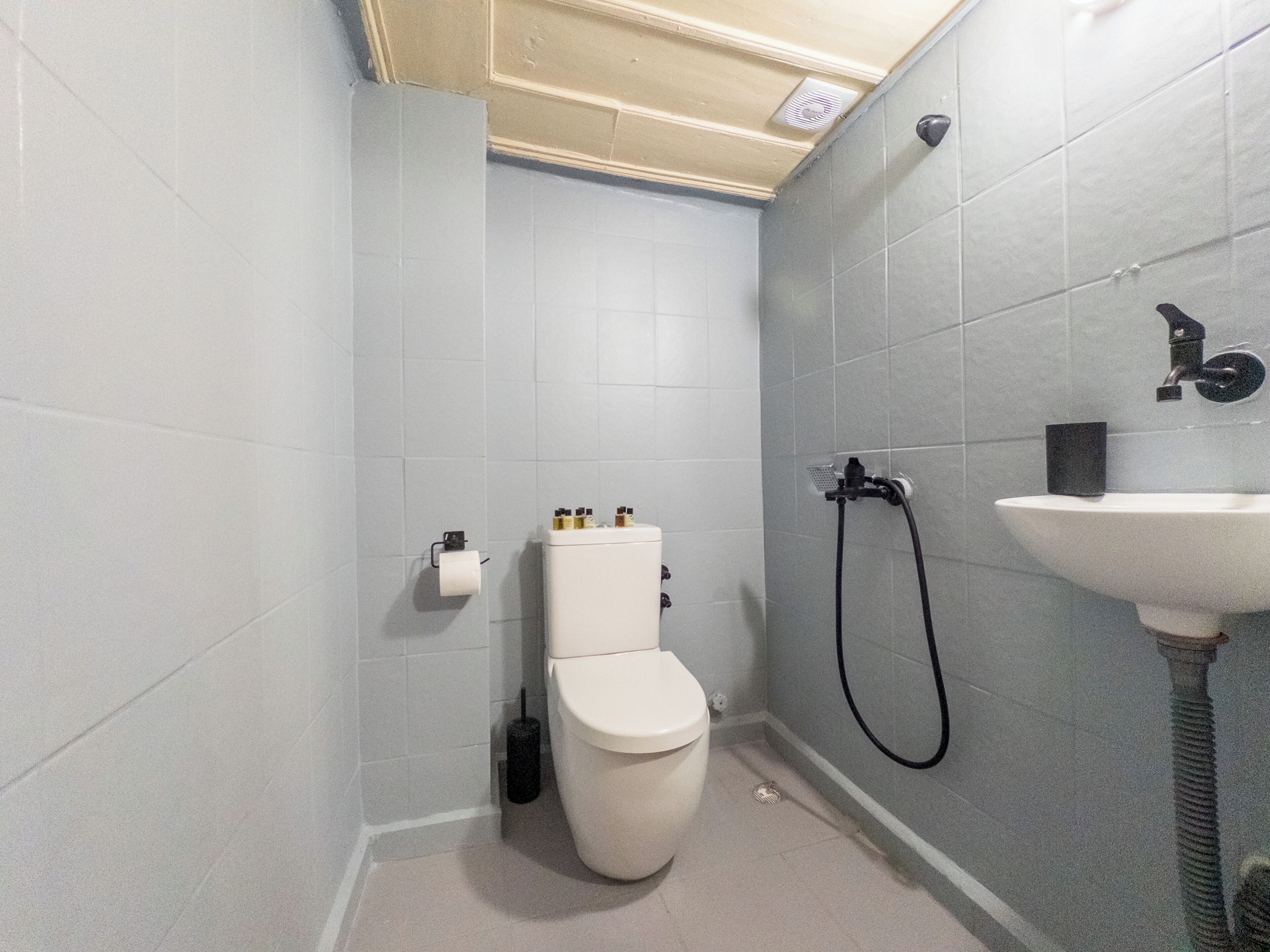 Quarto quádruplo econômico | Banheiro | Chuveiro, secador de cabelo, chinelos, toalhas de banho