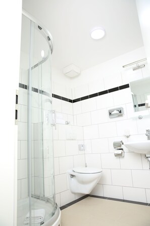 Chuveiro, toalhas de banho, sabonete, shampoo