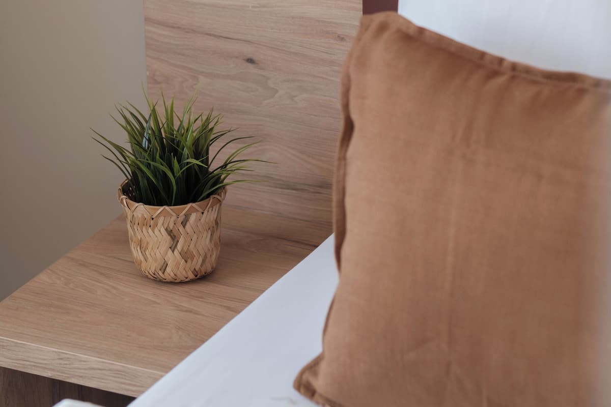 Quarto solteiro luxo | Escrivaninha, cortinas blackout, quartos à prova de som