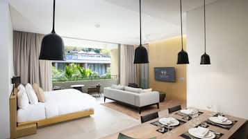 Azure Family Suite | Minibar, cofre no quarto, secretária