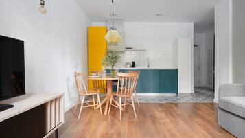 Apartamento, 1 quarto (with Sofa Bed) | Cozinha privada | Um frigorífico/congelador grande, um micro-ondas, um forno