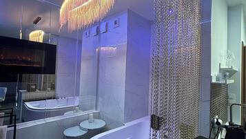 Suíte real, 1 cama Queen e sofá-cama, vista para o pátio | Lençóis italianos Frette, roupas de cama premium