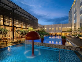 Piscina exterior, da(s) 6:00 à(s) 21:00, guarda-sóis, espreguiçadeiras