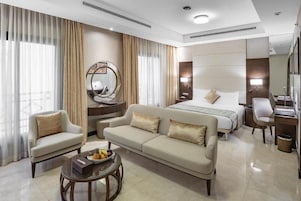 Suíte júnior, 1 cama King, acessível | Roupas de cama premium, cofres nos quartos, escrivaninha