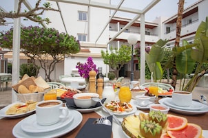 Café da manhã com buffet todos os dias mediante uma taxa