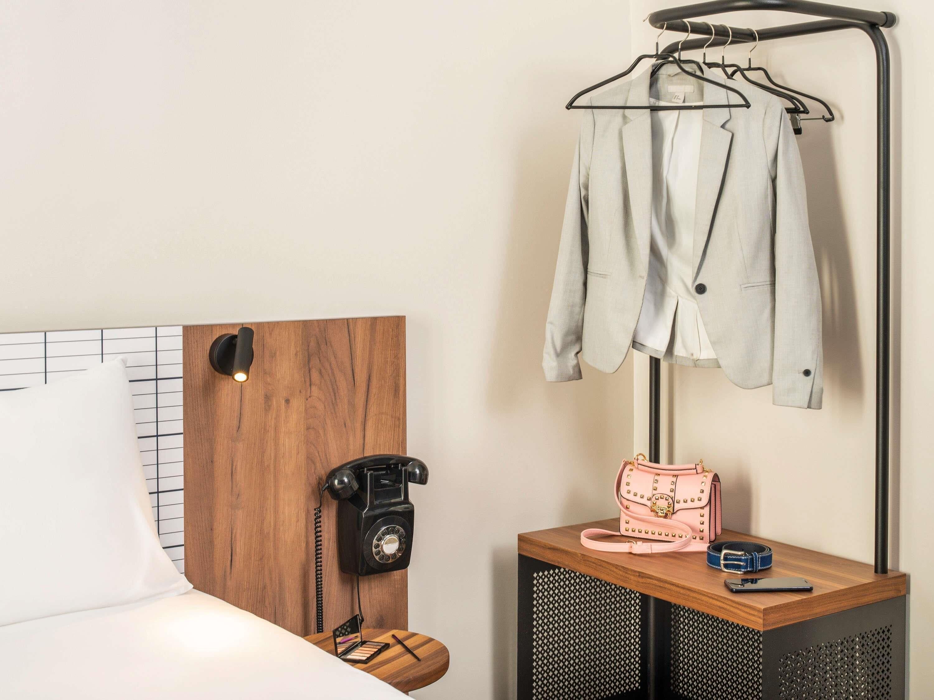 Quarto Duplo Standard, 1 cama de casal | Secretária, secretária adequada para computadores portáteis 