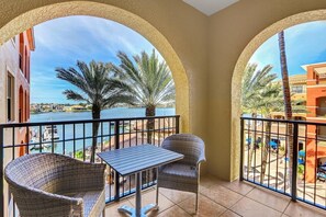 Condo, várias camas (Luxurious Esplanade condo overlooking) | Área da propriedade