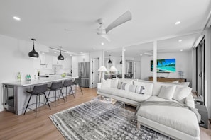 Condo, várias camas (Beachfront condo with views of beach ) | Área de estar | TV de tela plana