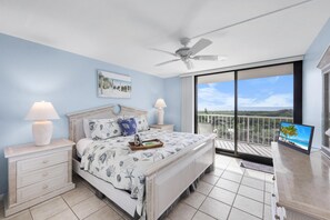 Apartamento em Condomínio Fechado, várias camas (Beachfront condo with pool/views from) | 2 quartos, ferro/tábua de engomar, roupa de cama fornecida 
