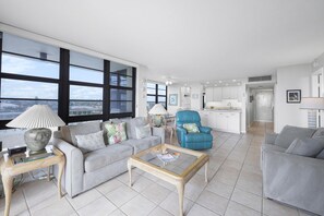 Apartamento em Condomínio Fechado, várias camas (Beachfront condo with pool/views from) | Sala de estar | TV de ecrã plano 