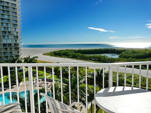 Condo, 1 cama Queen (Beachfront condo with SW-facing balco) | Vista da sacada