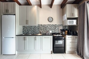 Apartamento | Cozinha americana privada | Geladeira, micro-ondas, fogão, cooktop