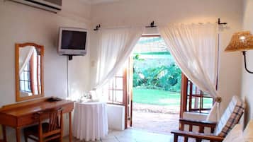 Cofres nos quartos, escrivaninha, Wi-Fi (sobretaxa), roupa de cama