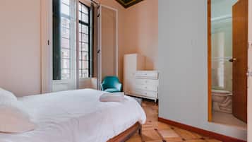 Quarto Duplo Superior, 1 cama de casal, casa de banho privativa | Com mobília individualizada, Wi-fi grátis, roupa de cama fornecida