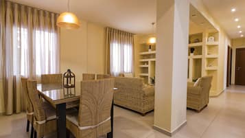 Apartamento | Sala de estar | TV de ecrã plano