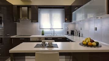 Apartamento | Cozinha privada | Geladeira, micro-ondas, lava-louças, torradeira