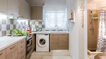 Apartamento Cidade, 1 quarto, varanda, Vista para a cidade | Cozinha privada | Um micro-ondas, um forno, uma placa de cozinha, uma cafeteira/bule