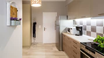 Apartamento Cidade, 1 quarto, varanda, Vista para a cidade | Cozinha privada | Um micro-ondas, um forno, uma placa de cozinha, uma cafeteira/bule
