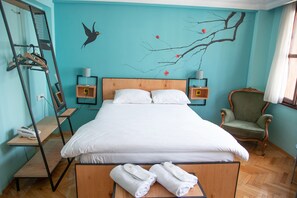 Quarto Duplo Deluxe, 1 cama queen-size, Vista para a cidade | Cofre no quarto, com decoração personalizada 