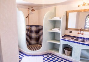 Suíte standard, 1 cama King, para não fumantes, vista para a piscina | Banheiro | Chuveiro, chuveiro com efeito de chuva, produtos de toalete grátis 